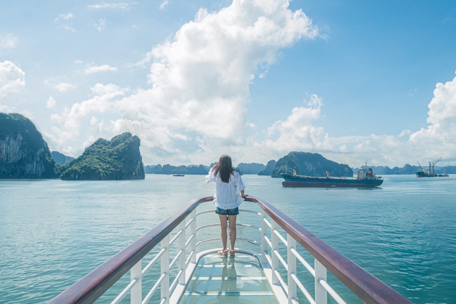 LOVETABI | 旅に恋する情報マガジン 「アンバサダーII号」のハロン湾クルーズで叶えるラグジュアリーな冒険女子旅