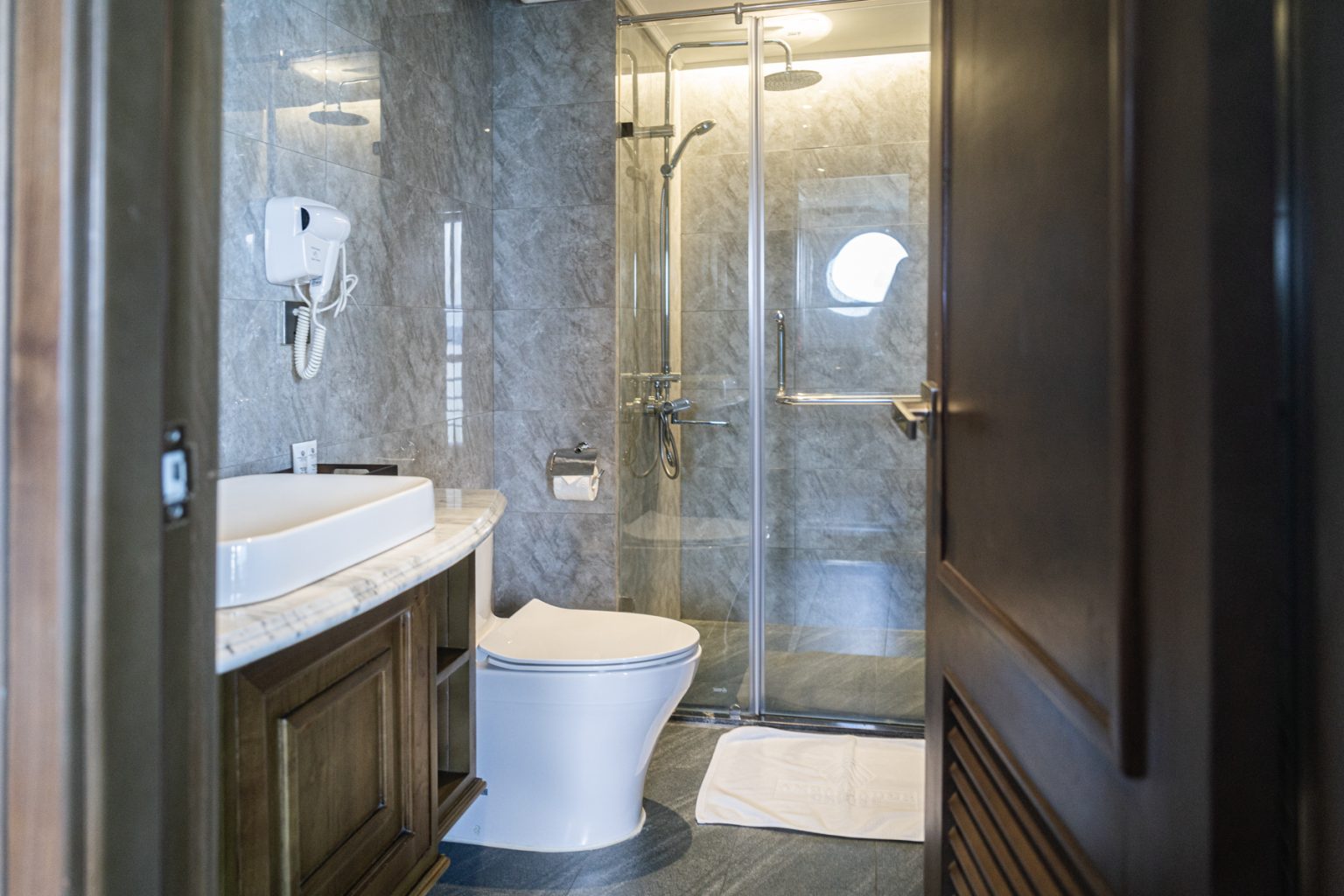 LOVETABI | 旅に恋する情報マガジン 「アンバサダーII号」のハロン湾クルーズで叶えるラグジュアリーな冒険女子旅