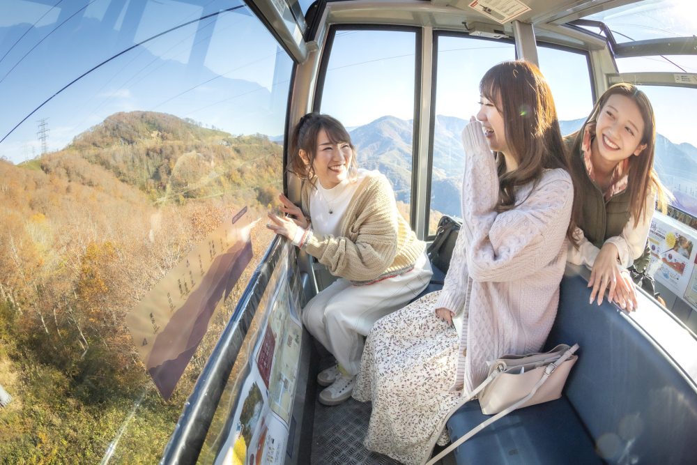 LOVETABI | 旅に恋する情報マガジン 秋の苗場女子旅♡「苗場プリンスホテル」で紅葉を楽しむ1泊2日のモデルコース